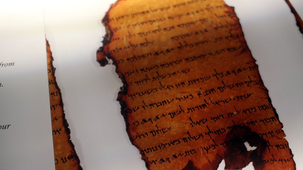 El genio de la falsificación que descubrió pergamino de la Biblia | Tele 13 El genio de la falsificación que descubrió pergamino de la Biblia | Tele 13