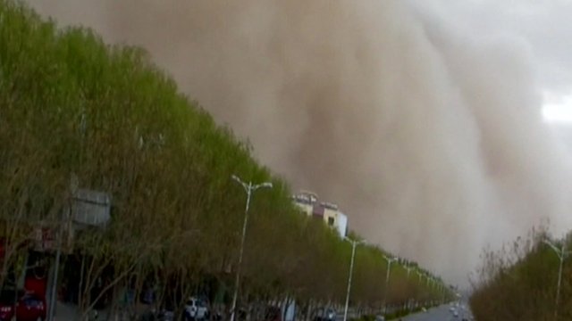 Huge sandstorm hits China's Gansu Province - BBC News
