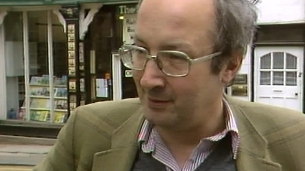 Richard Booth: Bookshop owner and 'king of Hay-on-Wye' dies - BBC News