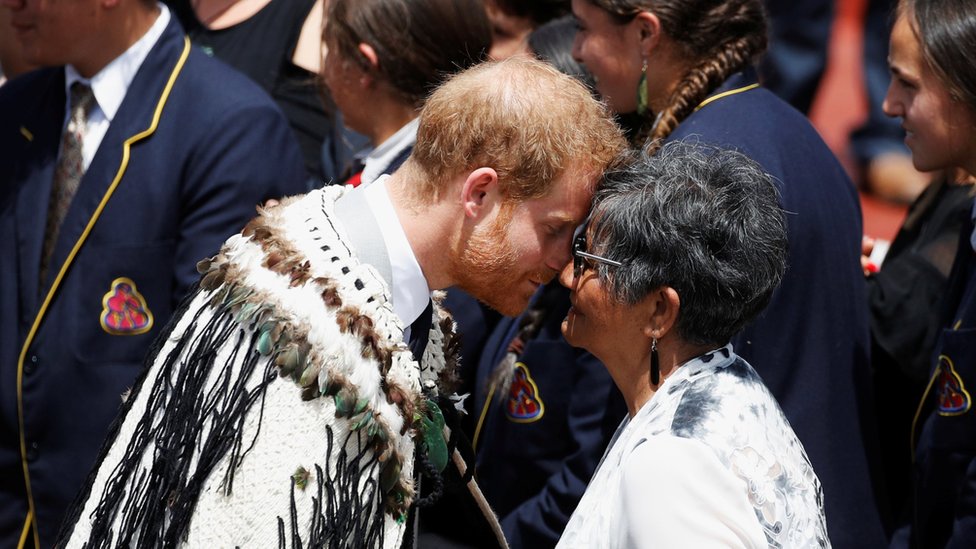 Harry and Meghan at Maori ceremony as royal tour ends - BBC News