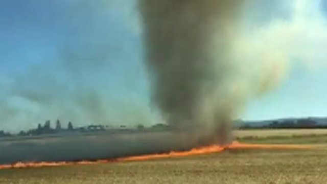 A 'firenado' is filmed burning in US field - BBC Newsround