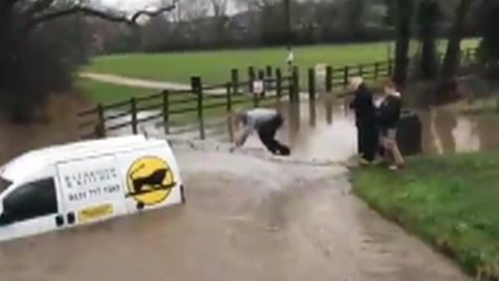 Man uses ladder to reach van stuck in Birmingham floods - BBC News