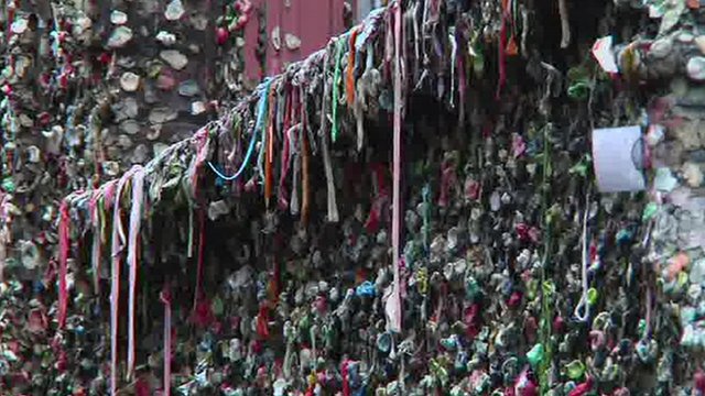 Seattle's historic 'chewing gum wall' cleaned up - BBC News