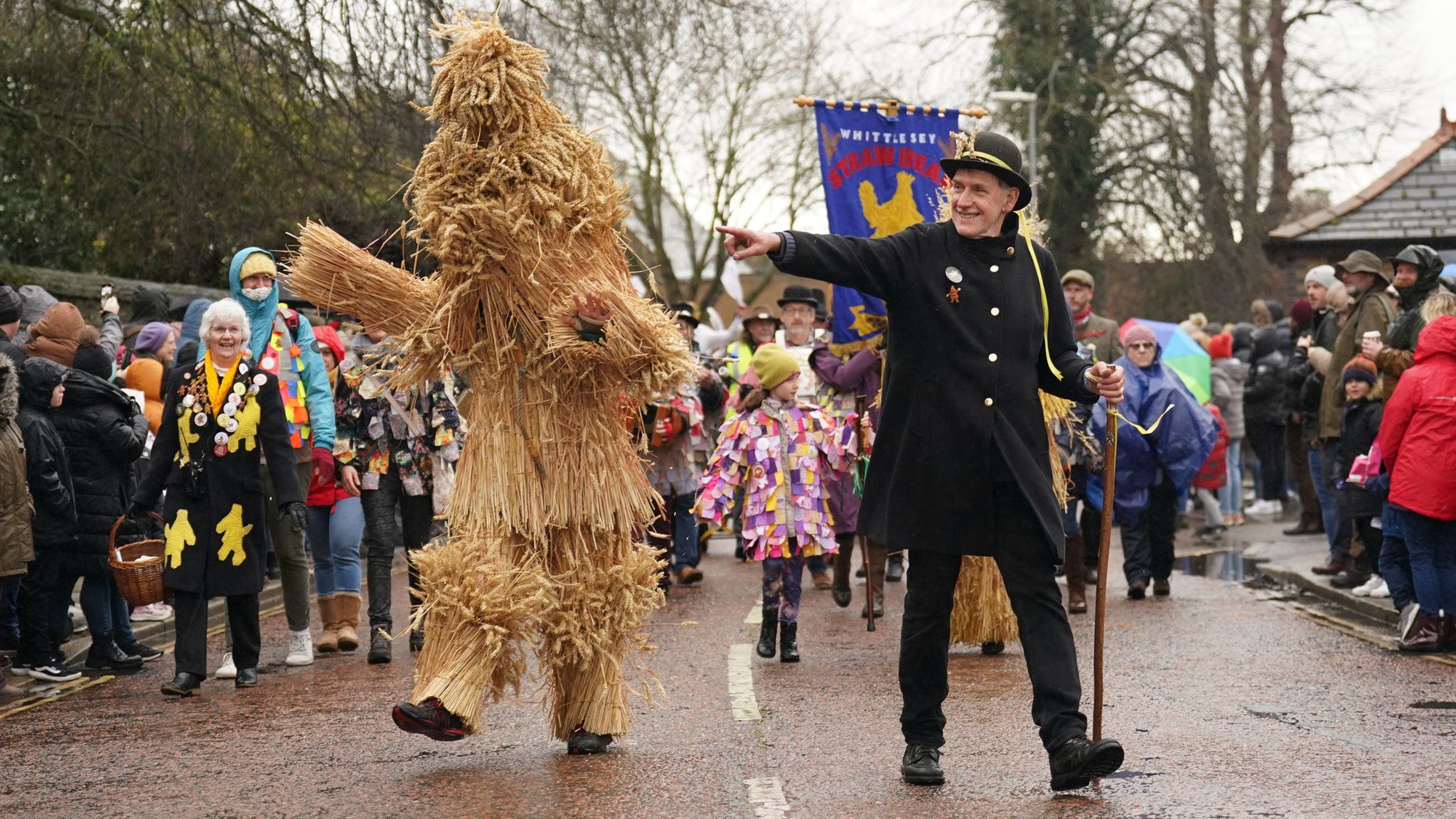 Straw Bear Festival: Traditional English festival returns - CBBC Newsround