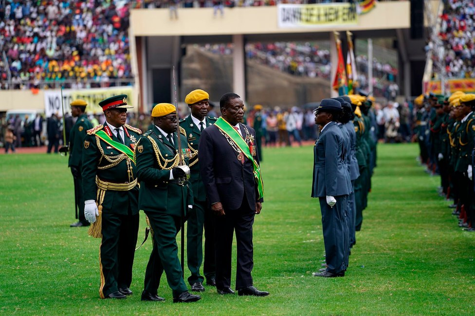 In pictures: Zimbabwe's new President Emmerson Mnangagwa sworn in - BBC ...