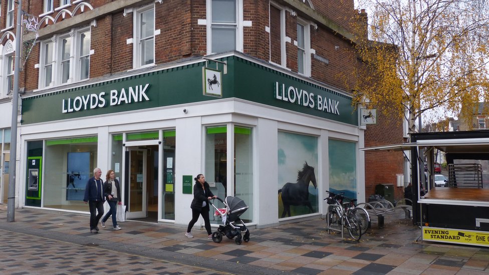 Lloyds names locations for 100 branch closures - BBC News