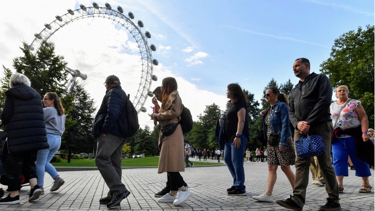Thousands queue to say goodbye to the Queen - CBBC Newsround