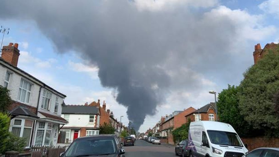 Birmingham fire engulfs Tyseley plastics factory - BBC News