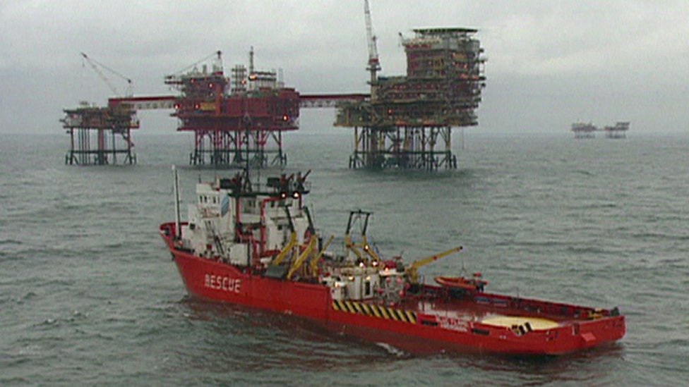 Service for victims of 2006 Morecambe Bay helicopter crash - BBC News