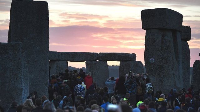 Stonehenge winter solstice celebrated by a crowd of thousands - BBC News