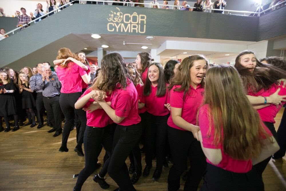 Côr Merched Sir Gâr yn Riga - BBC Cymru Fyw