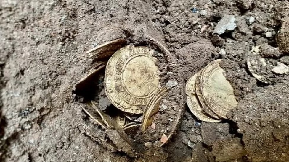 Hidden treasure: Gold coins fetch over £750,000 at auction! - CBBC ...