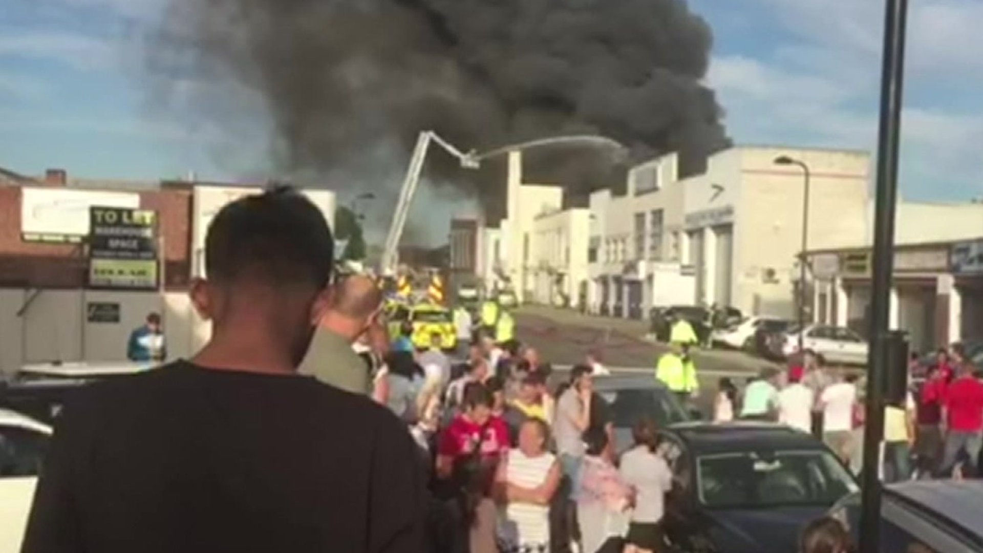 Perivale fire: Huge blaze at London warehouse - BBC News