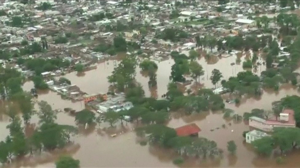 Argentina floods force thousands to evacuate - BBC News