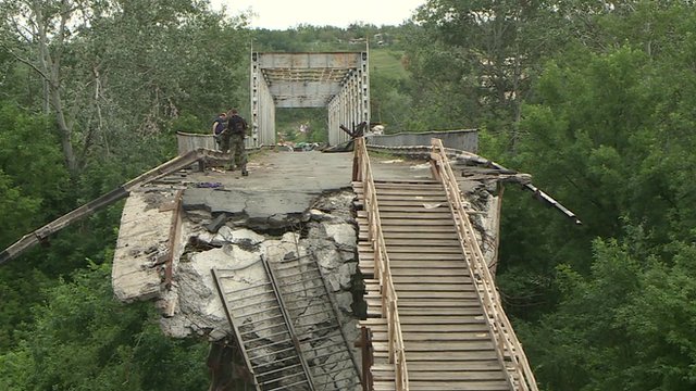 Ukraine crisis: The bridge out of rebel territory - BBC News