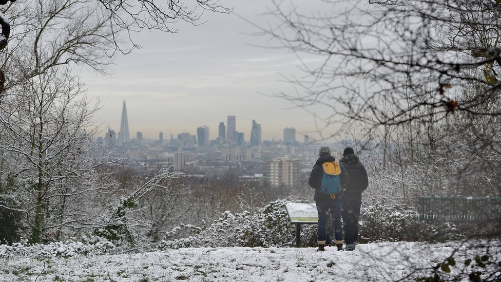 BBC News - Snow sweeps across parts of the UK