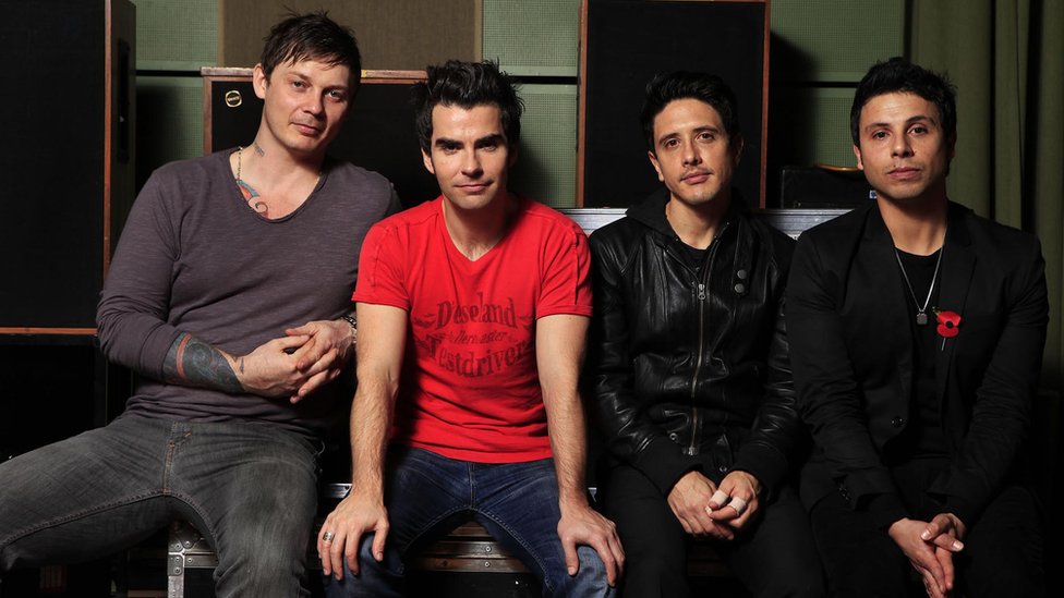 Fans 'let down' by Stereophonics severe weather concert - BBC News