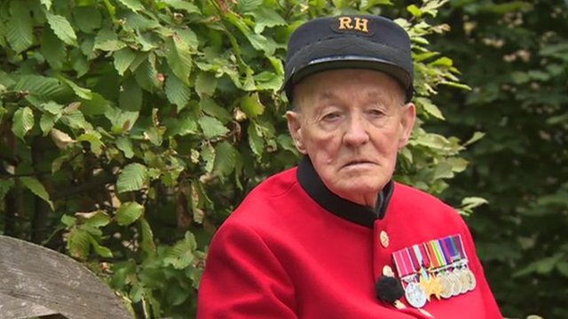 Chelsea pensioners move in to new refurbished rooms - BBC News