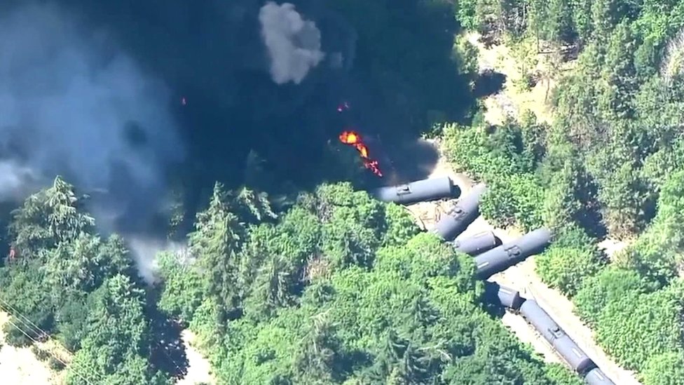 Train derails and catches fire in Oregon - BBC News
