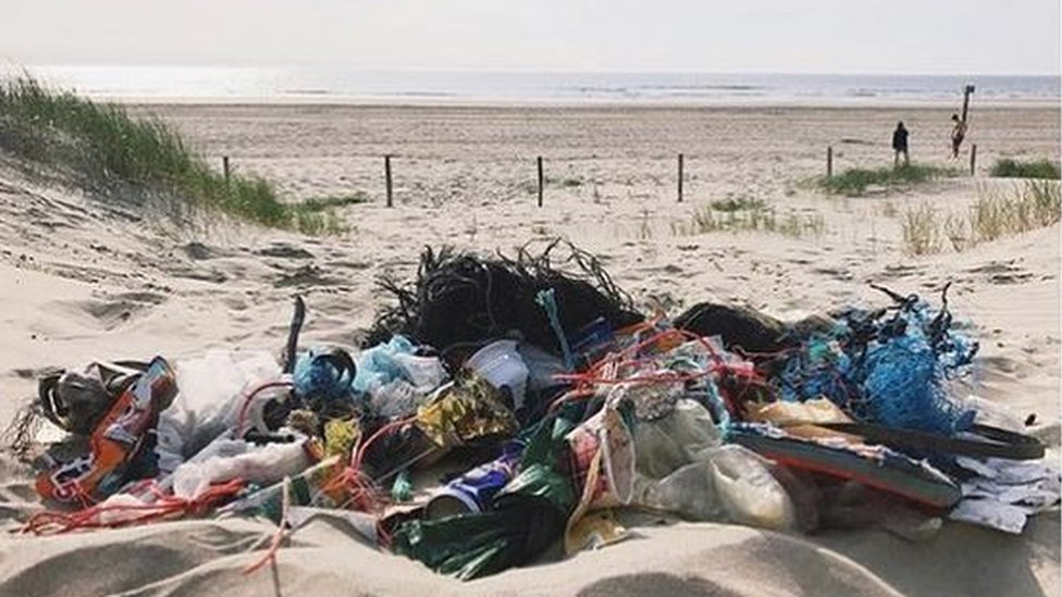 Social media finds Wallog bottle message sender 'in minutes' - BBC News