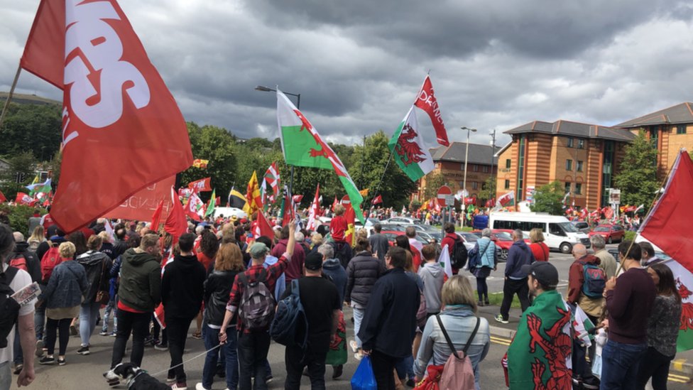 Welsh independence rally in Merthyr Tydfil draws thousands - BBC News