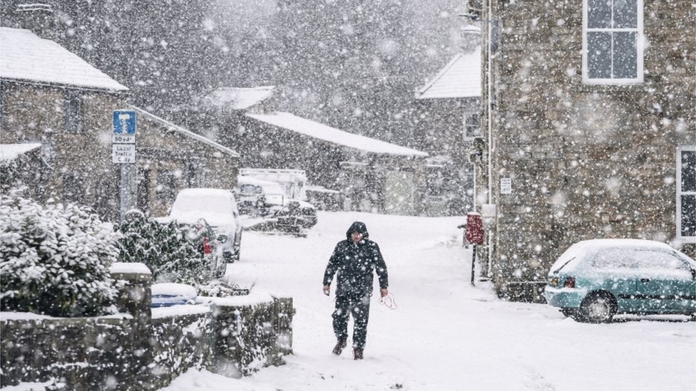 Weather: Cold weather continues across the UK - CBBC Newsround