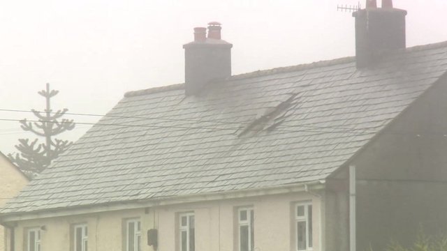 Berwyn prison: Riot gear officers take prisoner off roof - BBC News