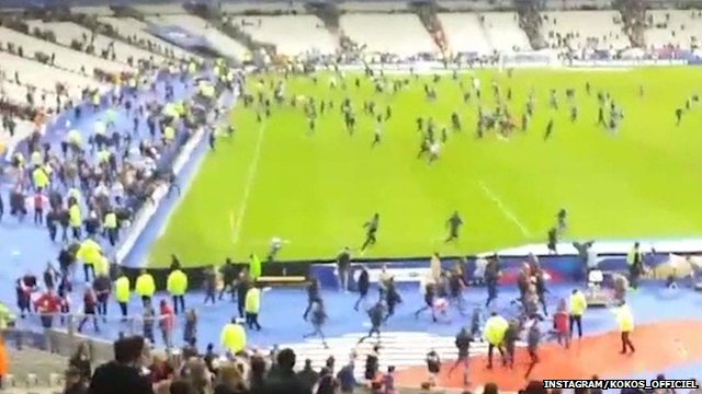 Paris attacks: Fans evacuate Stade de France by pitch - BBC News