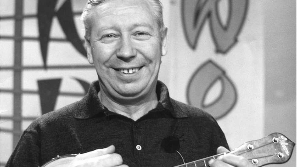 George Formby fan hid '£19,000 ukuleles' from wife - BBC News