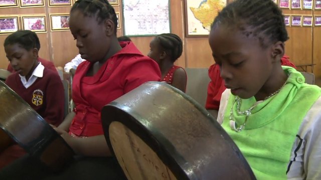 Zimbabwe children learn to play the mbira - BBC News