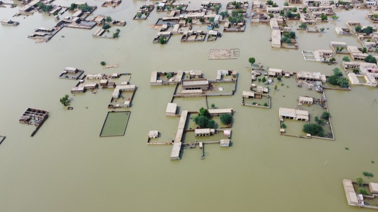 Pakistan: Flood water covers a third of the country - CBBC Newsround
