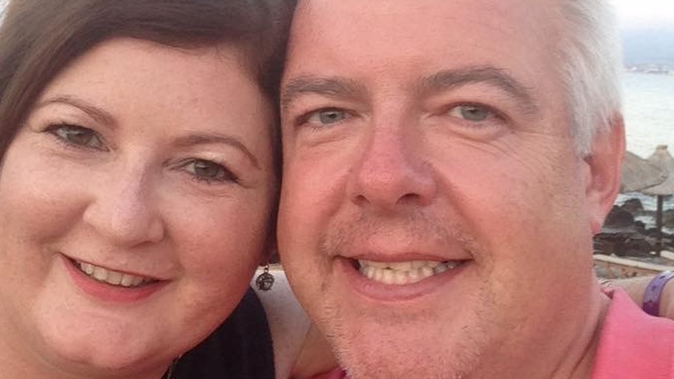 Lisa Jones: Bywyd gwraig y Prif Weinidog - BBC Cymru Fyw