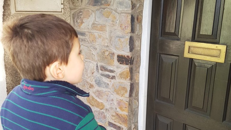 Calennig! Blwyddyn Newydd Dda i bawb sydd yn y tŷ! - BBC Cymru Fyw