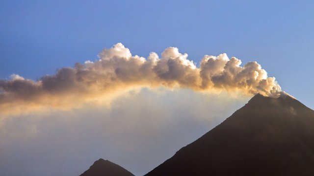 Time-lapse of Mexico's 'fire volcano' erupting again - BBC News