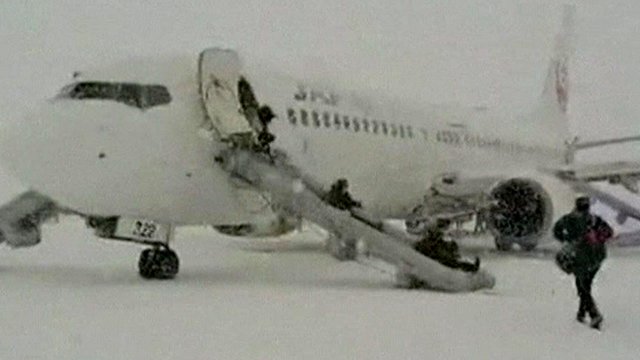 Passengers flee plane after smoke fills cabin - BBC News