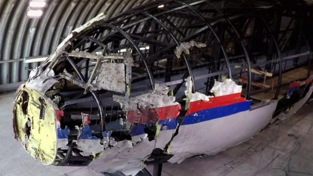 Timelapse: How MH17 plane was reconstructed from fragments - BBC News