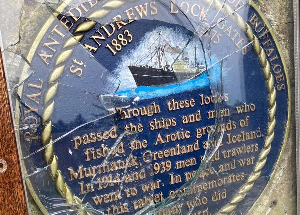 Memorial to Hull's trawlermen vandalised - BBC News