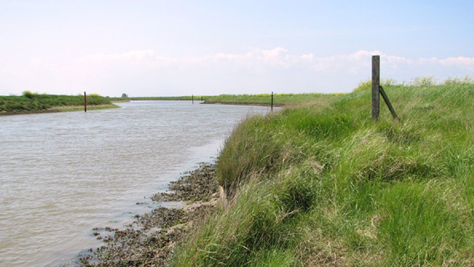 Man seriously hurt in boat on River Bure dies - BBC News