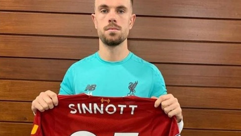 Jordan Sinnott: Cardiff City player in jersey tribute - BBC News