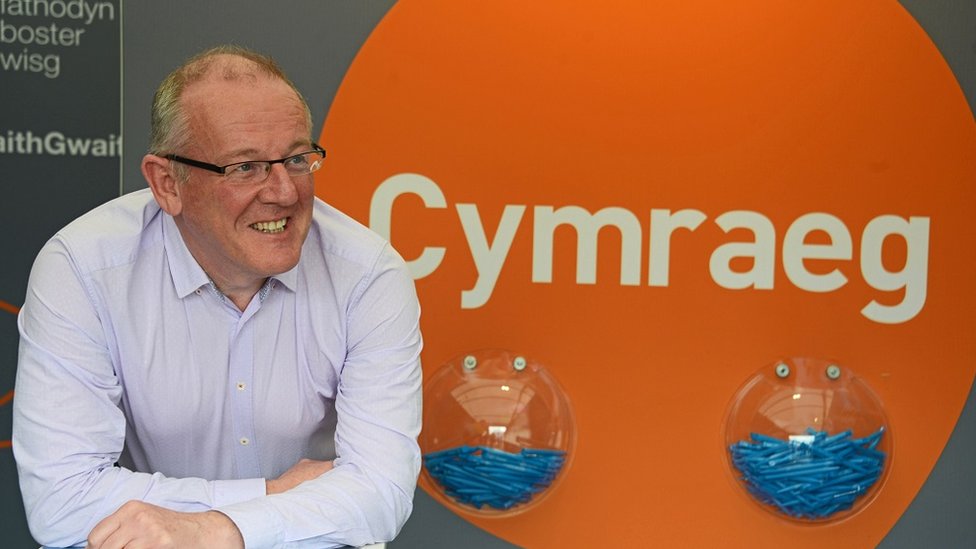 Pen-blwydd hapus i fathodyn oren y Gymraeg - BBC Cymru Fyw