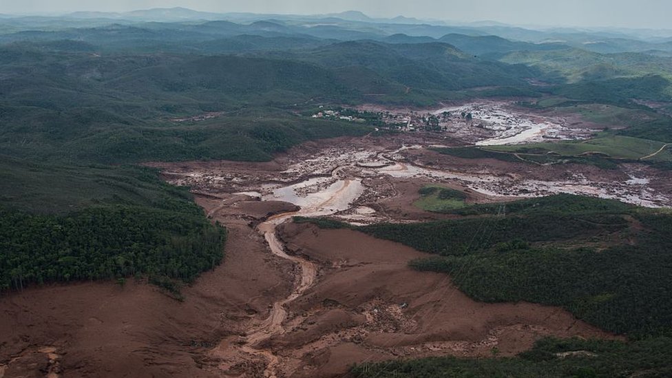 Samarco dam failure in Brazil 'caused by design flaws' - BBC News