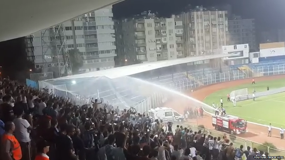 Turkey: Fire brigade cools down football fans - BBC News