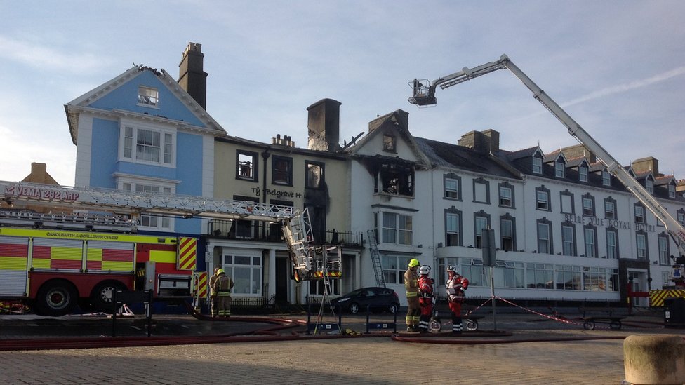 Aberystwyth hotel fire: Search for missing guest continues - BBC News