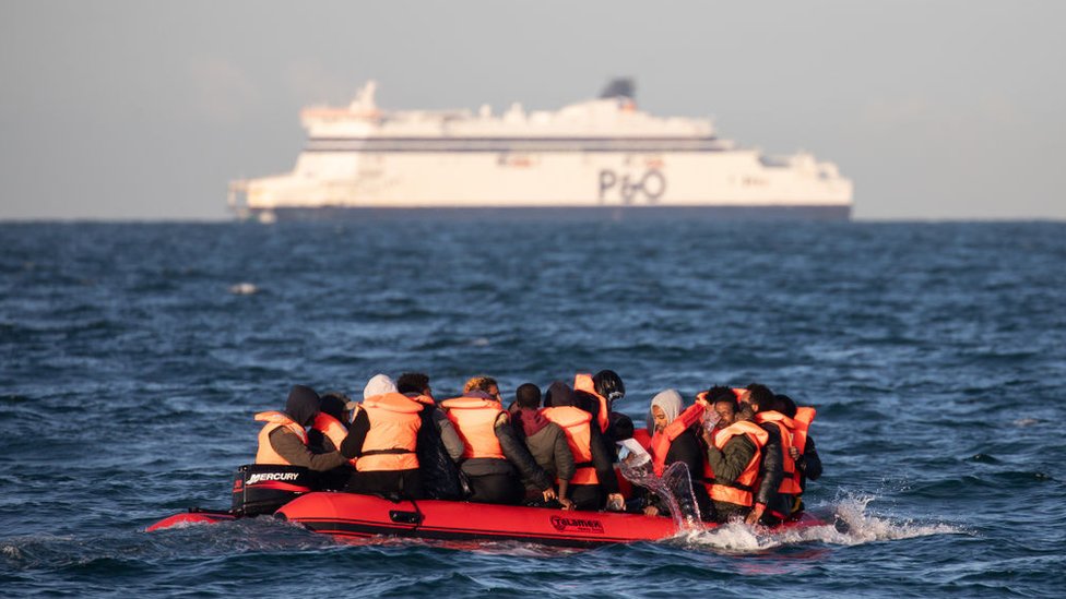 How is the government tackling the migrant crisis in the UK? - CBBC ...