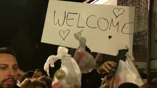 Migrant crisis: Germans welcome migrants crossing from Hungary - BBC News
