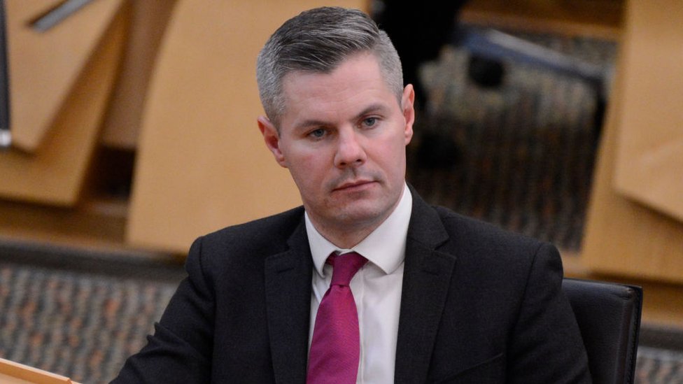 Finance Secretary Derek Mackay alleged to have messaged boy, 16 - BBC News