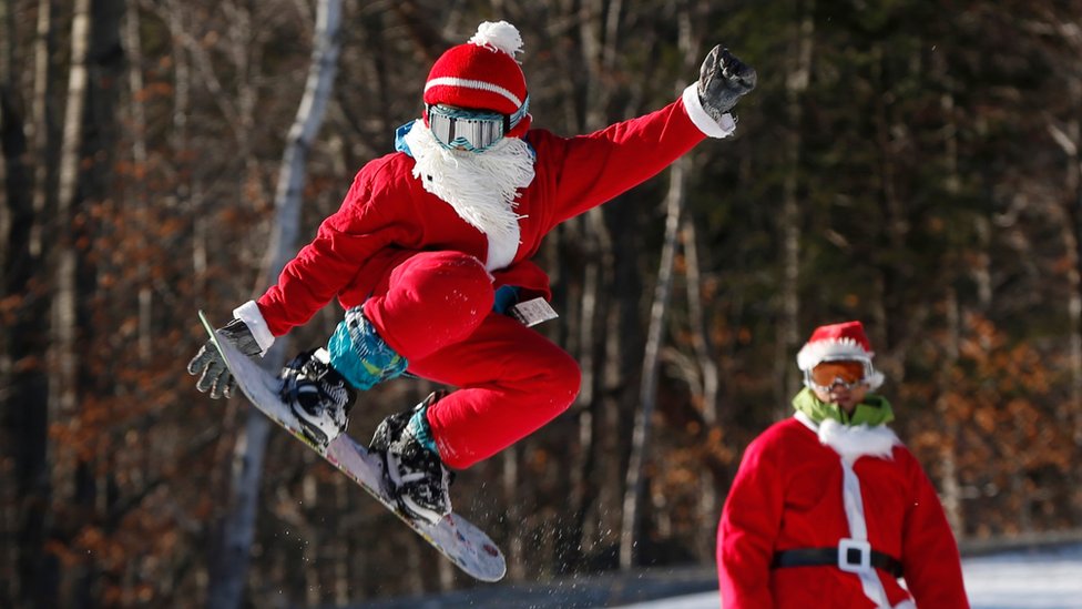 Skiing Santas take to the slopes in Maine - BBC News