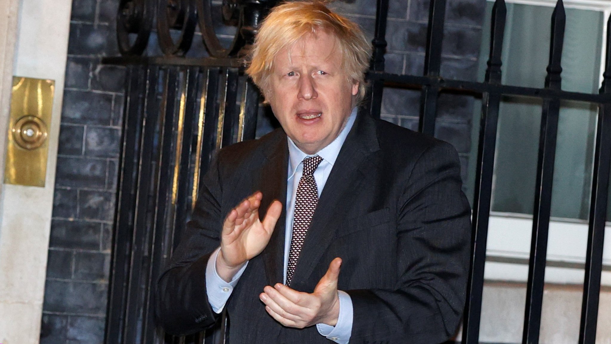 Prime Minister leads clap for Captain Sir Tom Moore - CBBC Newsround