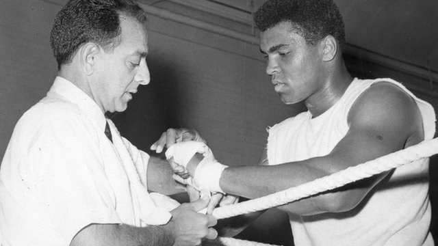 Billy Crystal and Bill Clinton pay tribute to Ali - BBC News
