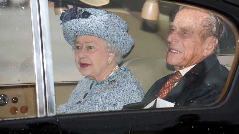 The Queen arrives in Malta for Commonwealth meeting - BBC News